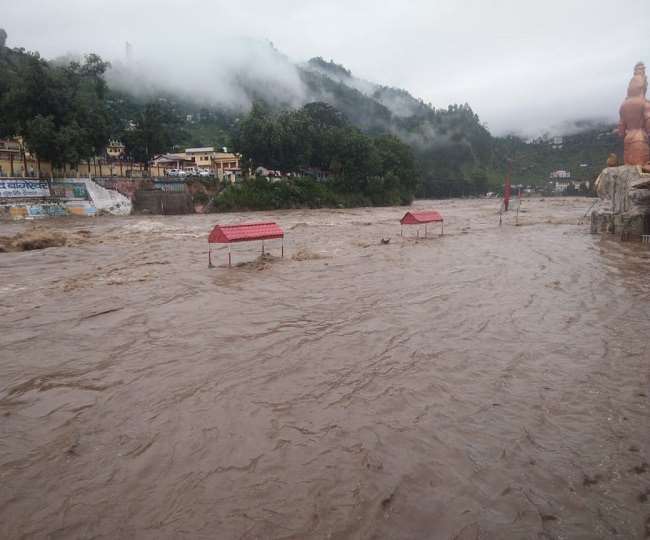 सरयू का जल स्तर खतरे के निशान पर, एक लाख की आबादी प्रभावित, घरों में ...