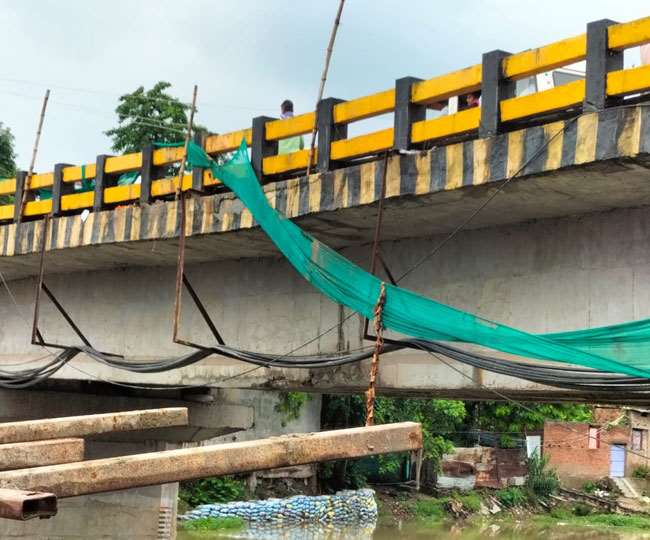 सिवान शहर की लाइफ लाइन कहे जाने वाले दाहा नदी पुल में आई दरार, बड़े ...