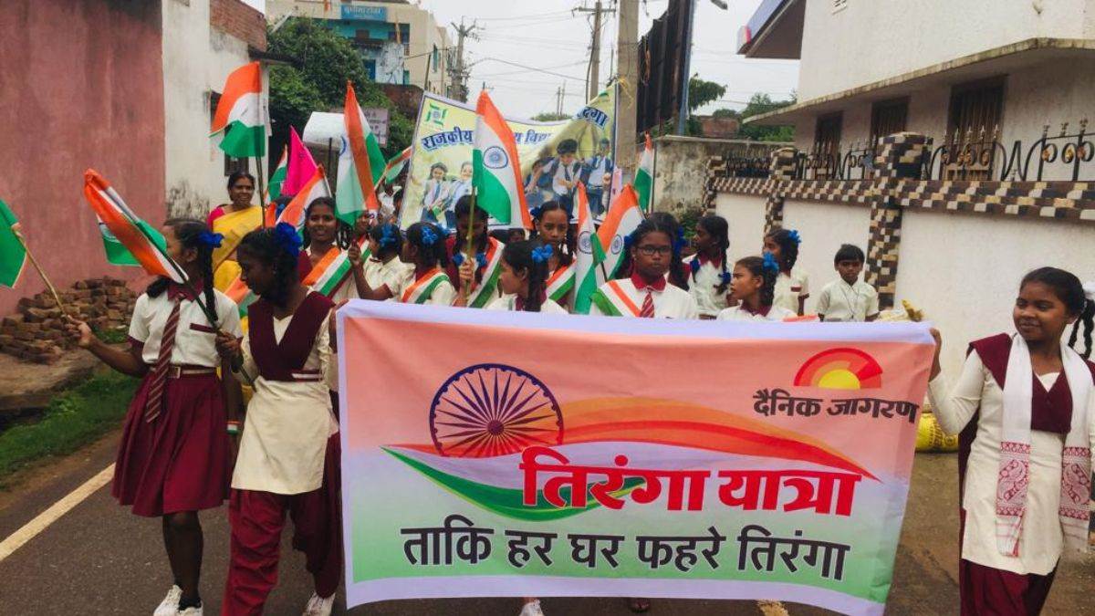 हाथों में राष्ट्रध्वज व होठों पर वंदे मातरम, लोहरदगा में तिरंगा यात्रा ...