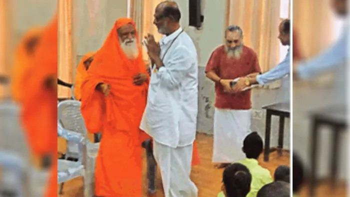 आध्यात्मिक यात्रा पर अभिनेता रजनीकांत, ऋषिकेश में दयानंद आश्रम में ...