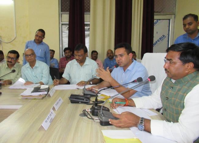 सड़कों पर गड्ढा दिखा तो पीडब्ल्यूडी अफसरों की खैर नहीं - PWD officers ...