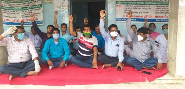 मरीज परेशान, लगातार चौथे दिन हड़ताल पर रहे चिकित्सक - doctors and ...