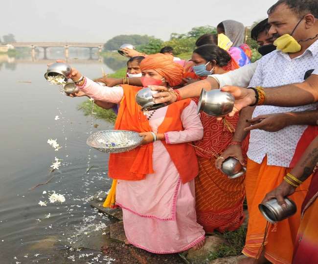 Pitru Paksha 2020 : एहतियात के साथ मातृ नवमी पर हुआ सामूहिक पिंडदान ...