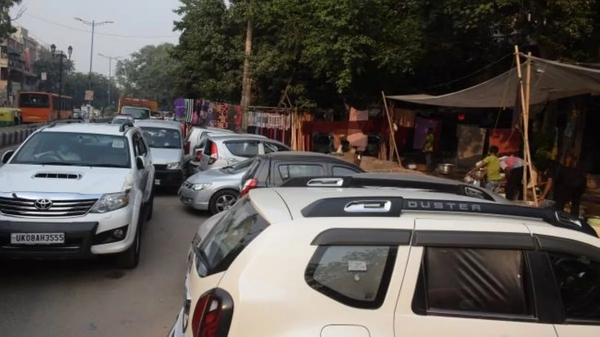 Delhi News: अवैध अतिक्रमण, जाम और कूड़े से कराह रहा गुरु रविदास मार्ग ...