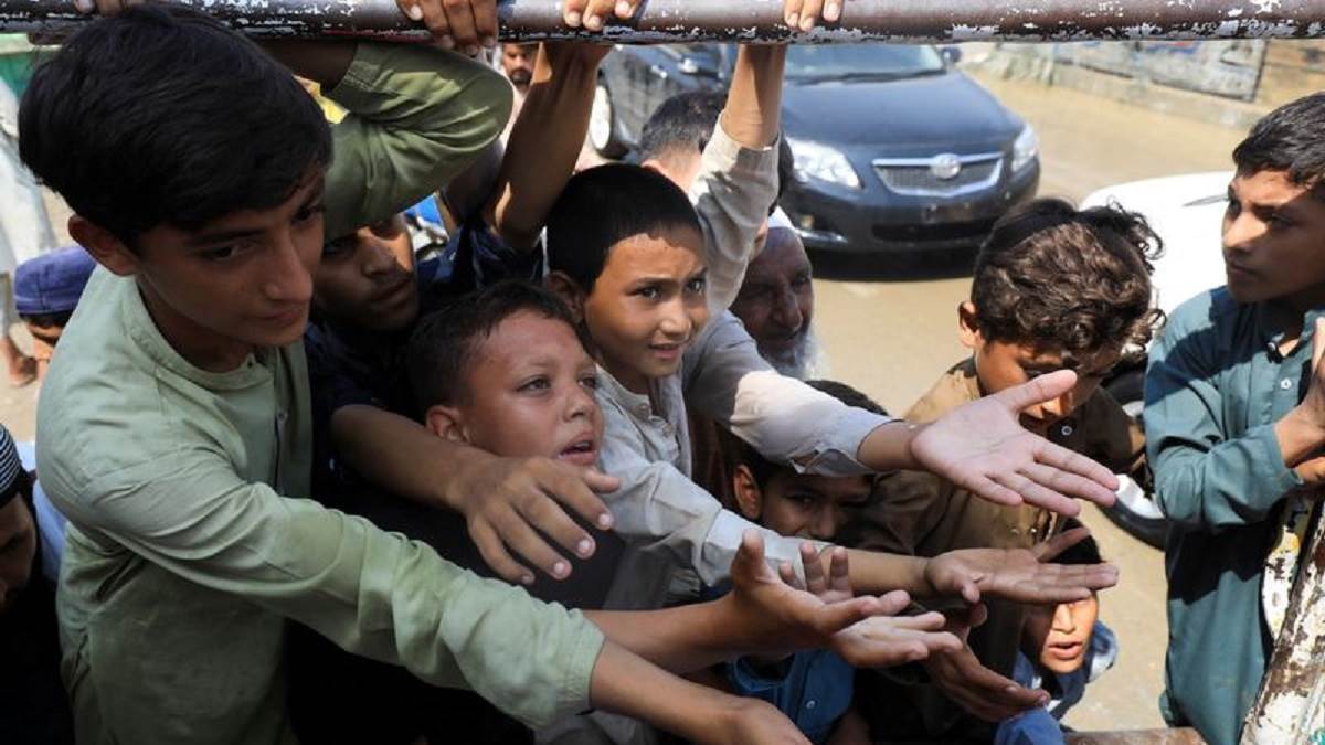 Flood In Pakistan: 6 साल के बच्चे की भूख से मौत, प्रशासन के खिलाफ बाढ़ ...