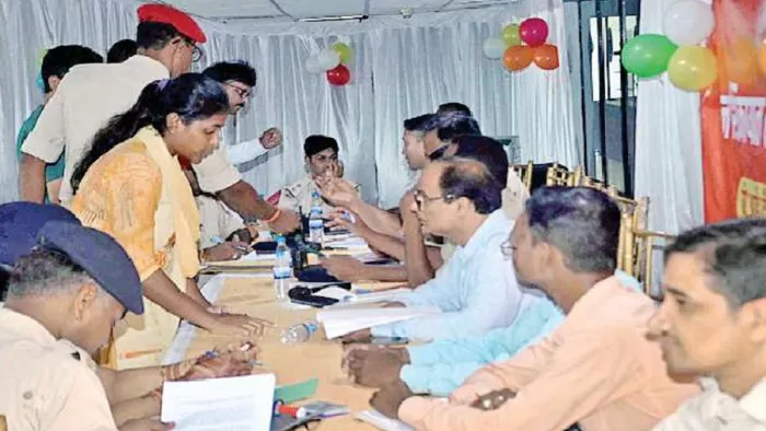 IG के पैर पर गिरी महिला, कहा- दुष्कर्म के आरोपित पुलिस कर्मी की पत्नी ...