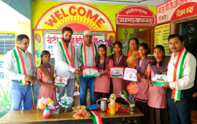 बेटियों ने दिखाई प्रतिभा, मिला सम्मान - बेटियों ने दिखाई प्रतिभा, मिला ...