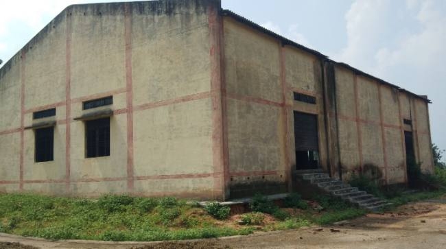 करोड़ों का एफसीआइ गोदाम बना पशुओं का अड्डा - FCI warehouse of crores ...