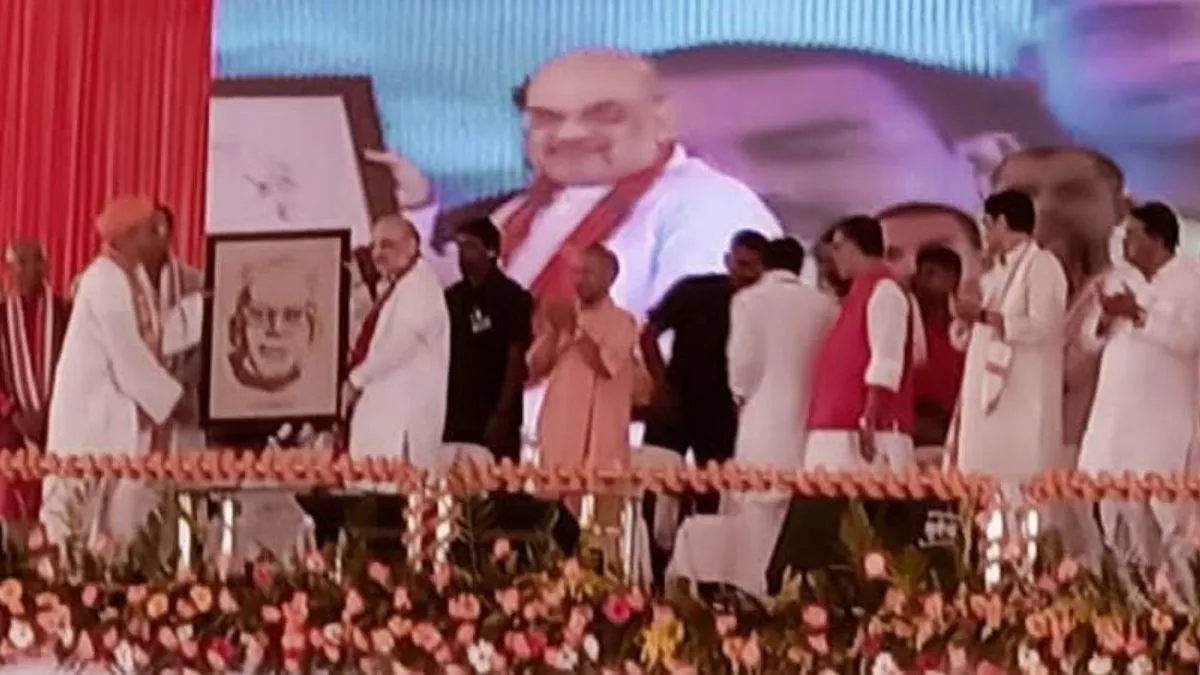 Amit Shah : गृह मंत्री अमित शाह वाराणसी से जय प्रकाश नारायण के गांव ...
