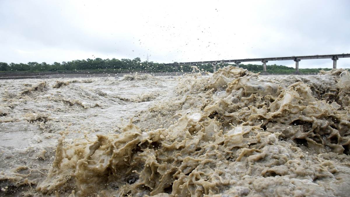 Haldwani News : ओवरफ्लो होने से गौला बैराज से दूसरे दिन भी 30 हजार घरों ...