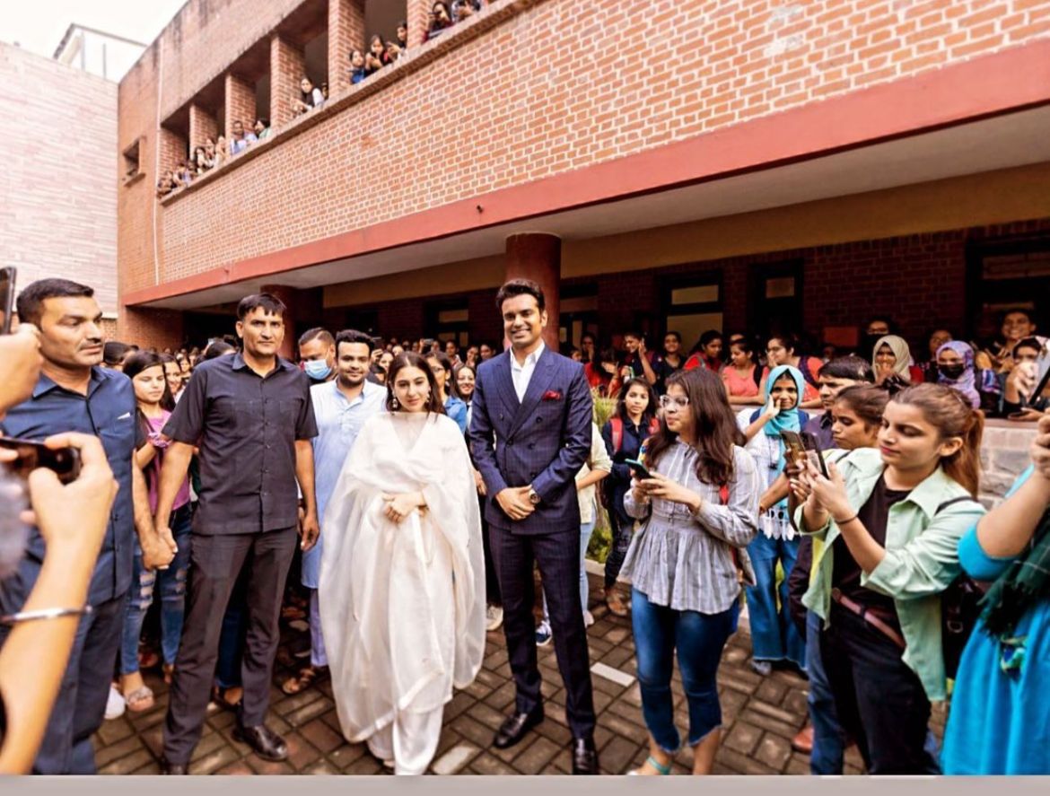 Delhi: मिरांडा कालेज पहुंची सारा अली खान, युवतियों से कहा- मनचलों को ...