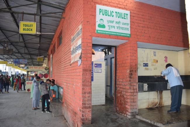 बस स्टैंड के शौचालयों में फैली गंदगी से यात्री परेशान - Passengers ...