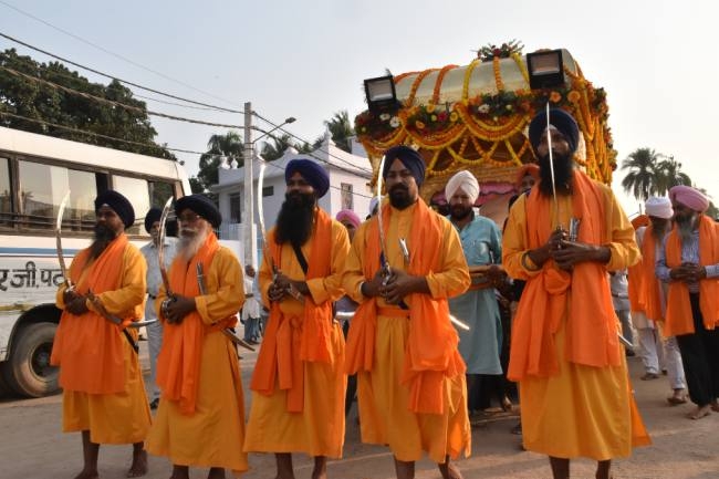 गुरुनानक देव का 550वां प्रकाशपर्व आज, पूर्व संध्या पर निकला नगर-कीर्तन ...