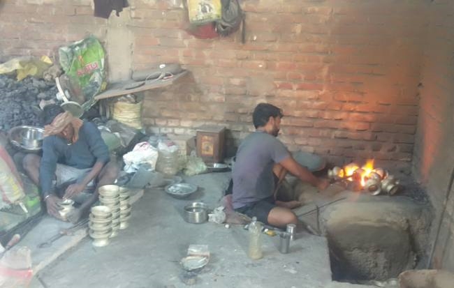 धनतेरस बाजार से सरेंजा के बने पीतल के बर्तनों का टोटा - Sarenja brass ...