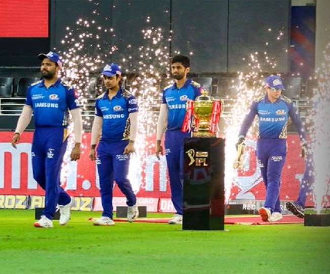 IPL 2020 Final: कोरोना का डर, रोहित शर्मा ने जीत के बाद मैदान पर IPL ...