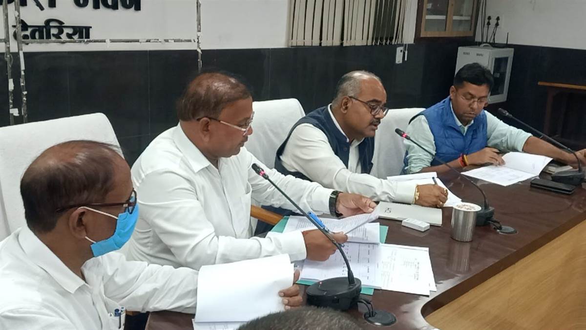 Deoria: नगर निकाय चुनाव की तैयारियों को लेकर डीएम ने की समीक्षा बैठक ...