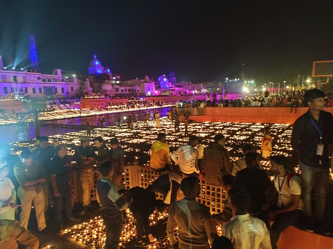Ayodhya Deepotsav 2023 : दिवाली की एक रात पहले जगमग हो उठी रामनगरी ...