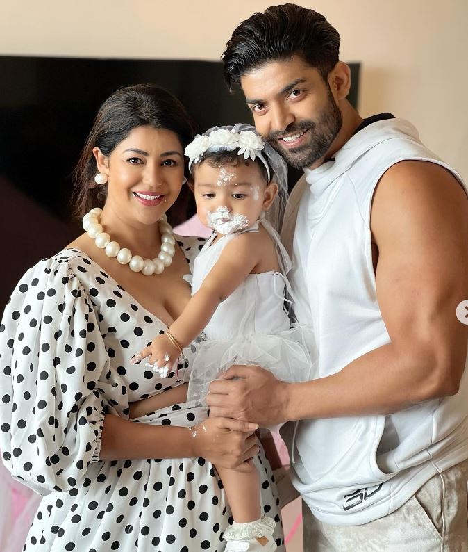 Debina और Gurmeet ने बेटी Divisha का पहला बर्थडे किया सेलिब्रेट, 'दीदी ...