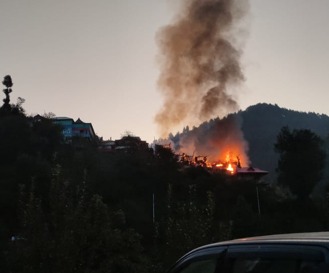 Himachal Fire: शिमला के सेरी गांव में लगी भीषण आग, 4 घर जलकर खाक; लाखों ...