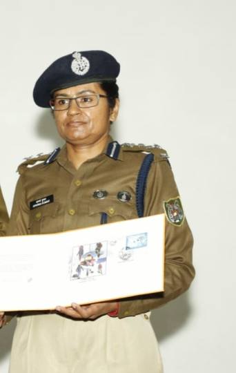 पर्वतारोही आइपीएस अपर्णा पर डाक टिकट जारी - Mountaineer IPS Aparna ...