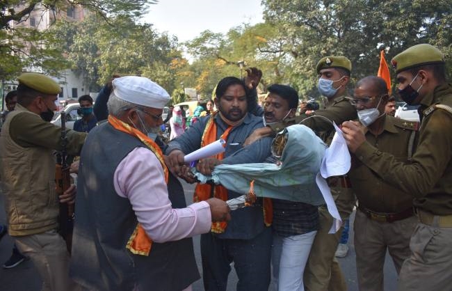 पूर्व क्रिकेटर का पुतला फूंकने को लेकर नोकझोंक और छीनाझपटी - Mistakes ...