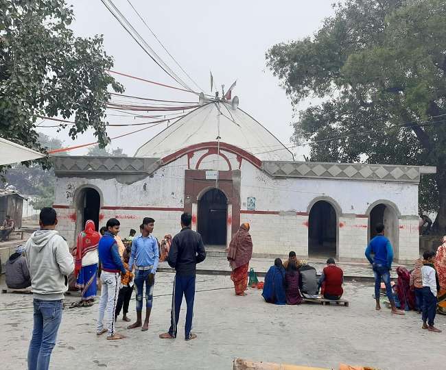 शिवहर के देकुली धाम में भक्त और भगवान के बीच की दूरी, व्यवसायियों को ...