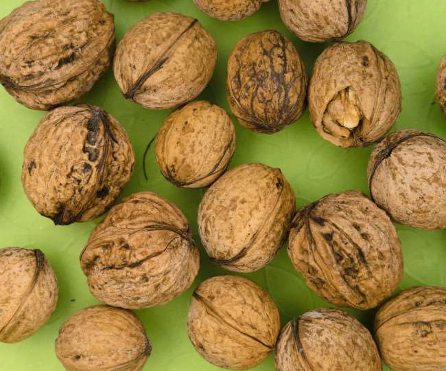 बेमिसाल सौंदर्य के लिए अखरोट से बनने वाले ये फेस मास्क हैं बेहद ...