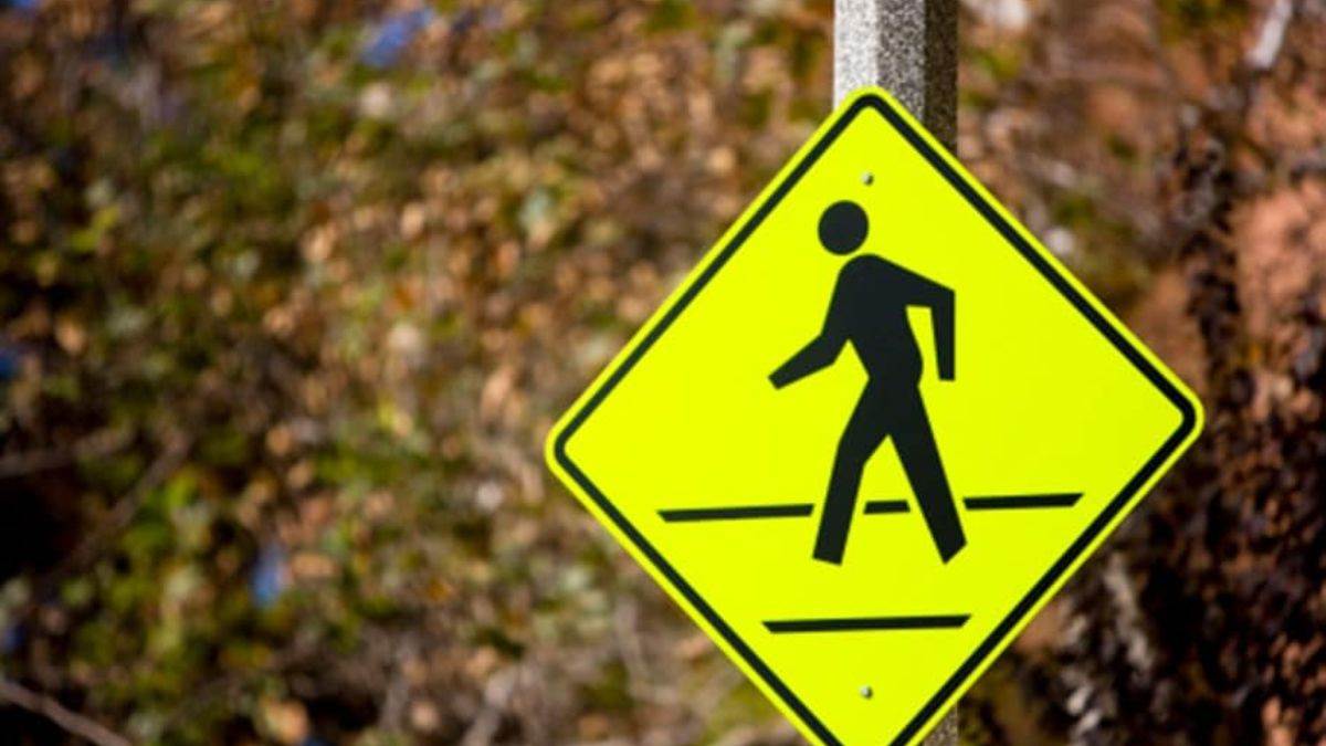 सड़कों पर लगे साइन बोर्ड देते हैं ये संकेत, परेशानी से बचना है तो समझें ...