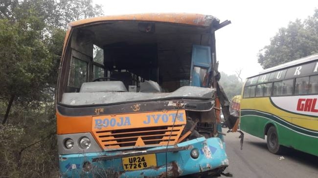 निजी बस और डीसीएम में भिड़ंत, 14 भाजपाई घायल - private bus crashed into ...