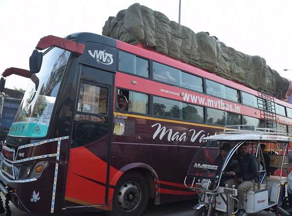 कन्नौज बस हादसा : साधारण बस को बना देते हैं स्लीपर, फिर शुरू होता है ...
