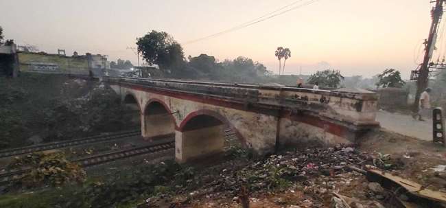 और जमींदोज हो गया उल्‍टा पुल, 114 वर्ष पुराना था रेलवे का यह पुल ...