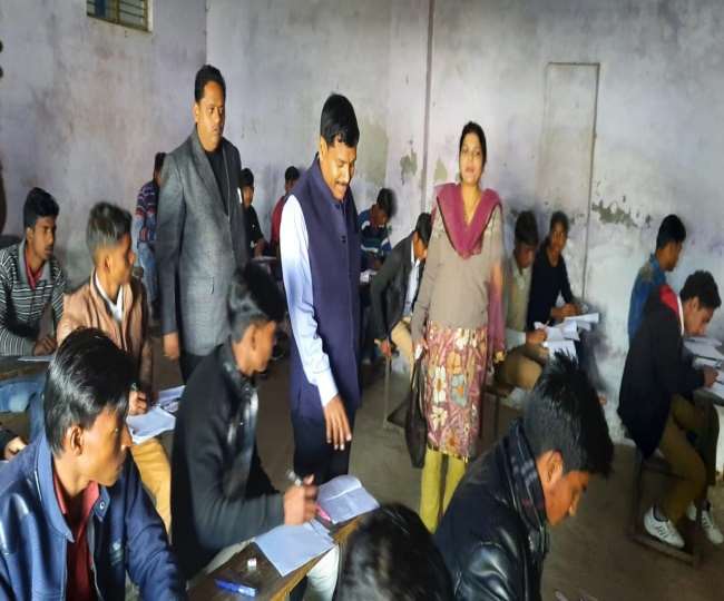 कैसे जाएंगे बच्चे बोर्ड एग्जाम देने, आगरा में यूपी बोर्ड परीक्षा ... कैसे जाएंगे बच्चे बोर्ड एग्जाम देने, आगरा में यूपी बोर्ड परीक्षा ...