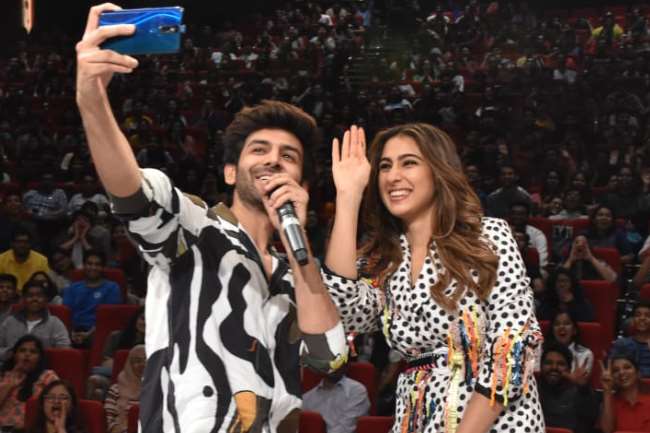 Love Aaj Kal प्रमोशन के दौरान कार्तिक आर्यन को डांस रिएलिटी शो में लगी ... Love Aaj Kal प्रमोशन के दौरान कार्तिक आर्यन को डांस रिएलिटी शो में लगी ...