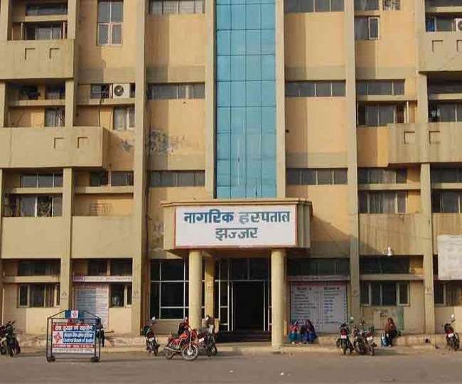 झज्जर सिविल अस्पताल विवाद गेट का ताला खोलने पर आमने-सामने हुए एमएस व ...