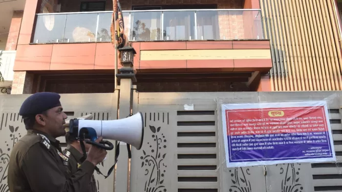 बंगले को जब्त करने पहुंची पुलिस, अंदर दिखी कुछ ऐसी चीजें नजारा देख रह ...