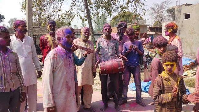 खेले फाग, उड़े गुलाल होली की दी बधाई, मिले गले - holi celebrated with great enthusiasm - Uttar ...