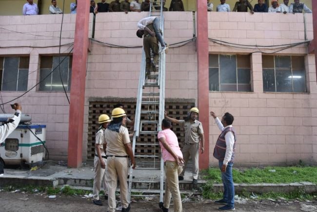 अचानक सायरन बजा तो टेबल के नीचे घुसे अधिकारी - mock drill play in mini ...