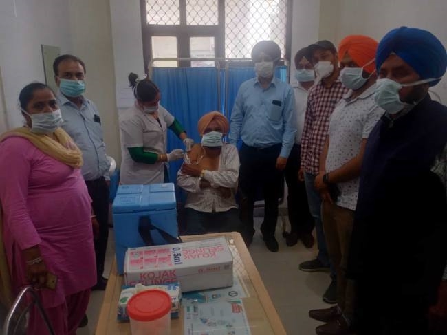 टीकाकरण अभियान के तहत सीएचसी महल कलां में विशेष शिविर - Special camp at ...