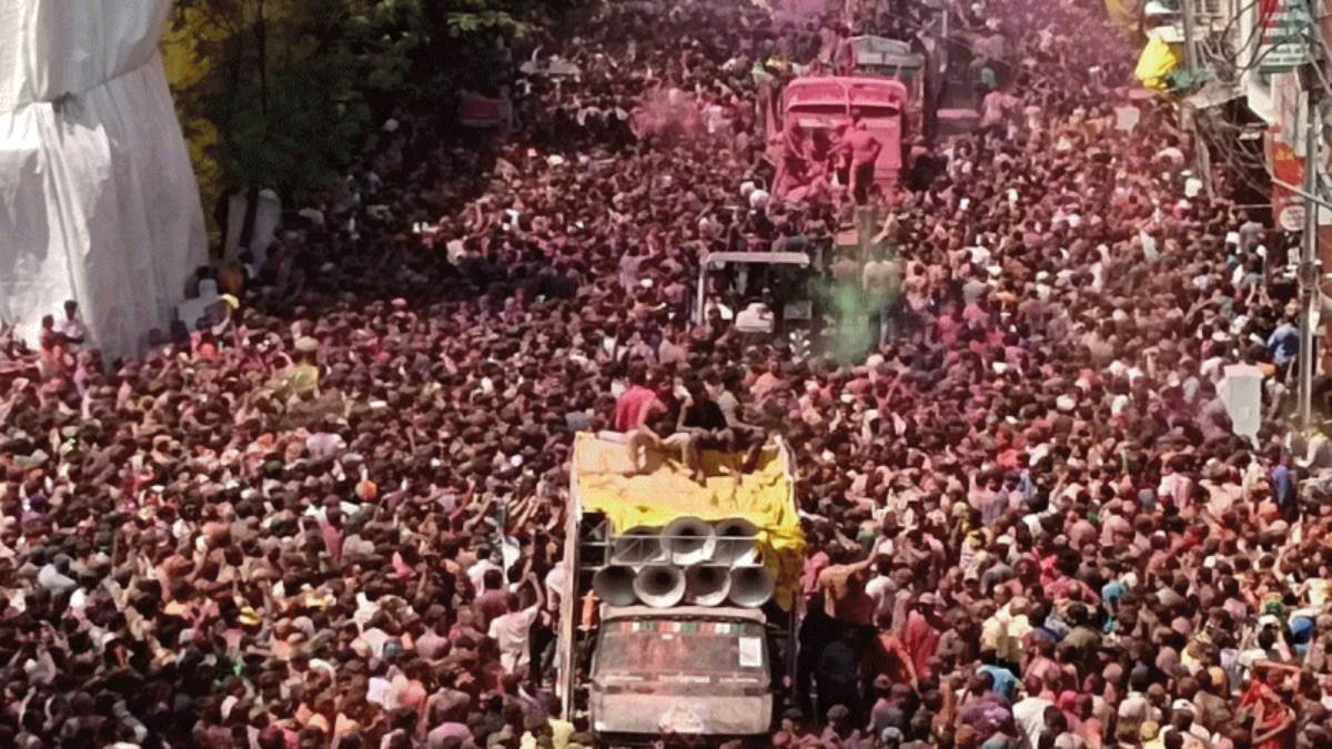 Indore: आज रंग पंचमी के अवसर पर उमड़ी लोगों की भारी भीड़, हर व्यक्ति ...