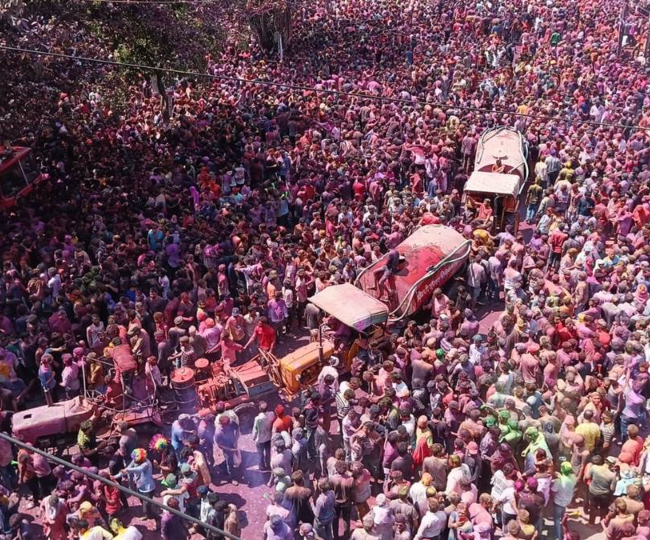 Indore: आज रंग पंचमी के अवसर पर उमड़ी लोगों की भारी भीड़, हर व्यक्ति ...