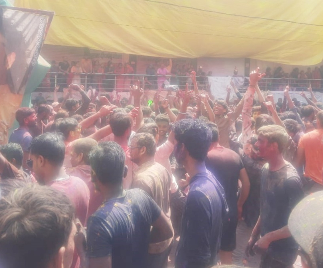 Indore आज रंग पंचमी के अवसर पर उमड़ी लोगों की भारी भीड़ हर व्यक्ति रंग ...