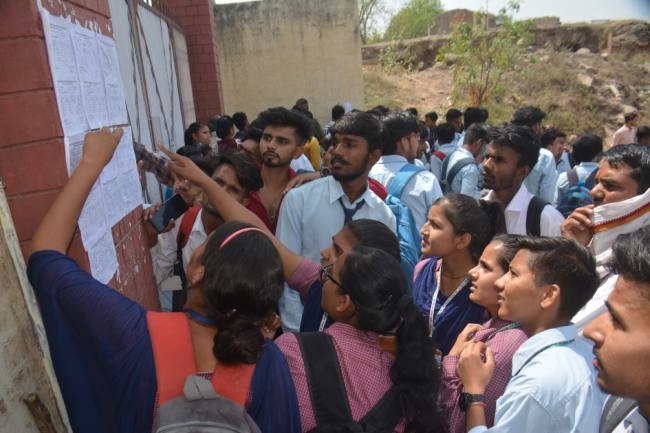 तलवंडी रुक्का में पांच नकलची पकड़े, छात्र जुराब व उत्तर पुस्तिका में ...