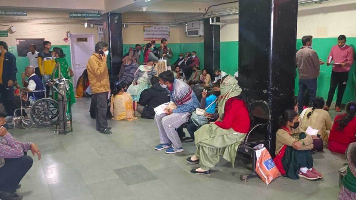IGMC Shimla मास्क तो पहन लिया पर दो गज दूरी नहीं बनाई तो कैसे बचेंगे ...