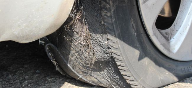 Tyre Burst होने की घटना से बचने के लिए फॉलो करें ये टिप्स, बीच सड़क पर ...