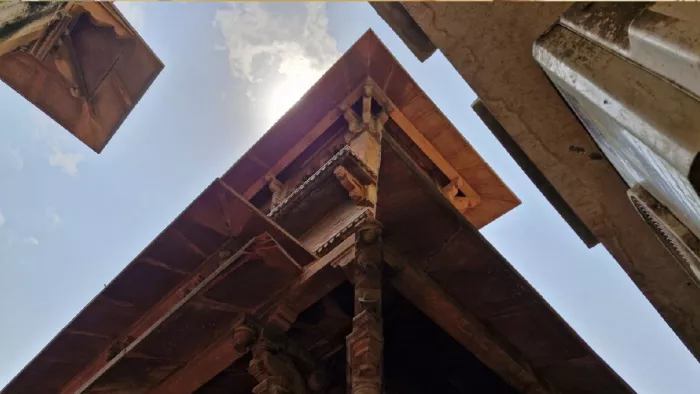 प्राचीन राधावल्लभ मंदिर के छज्जे से गिरा पत्थर, बाल-बाल बचे श्रद्धालु ...