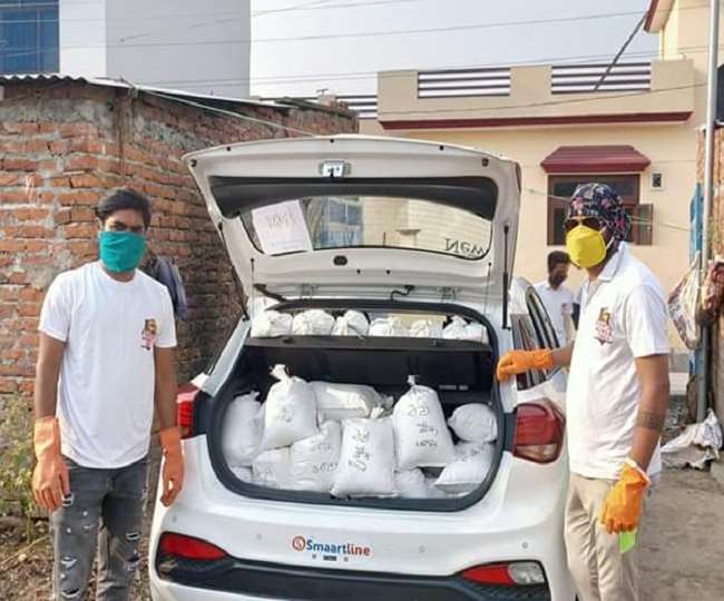 क्या जिद है इन लड़कों की, बिना किसी आर्थिक मदद के रोज दो हजार लोगों का ...