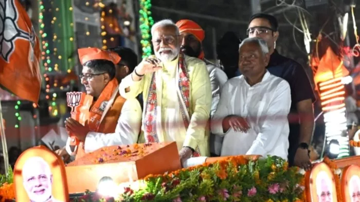 PM Modi Roadshow in Patna LIVE: पटना में PM मोदी का भव्य रोड शो, सड़कों ...