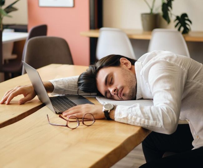 Sleep At Work: ऑफिस में आने वाली नींद से छुटकारा दिलाएंगी ये 5 ट्रिक्स ...