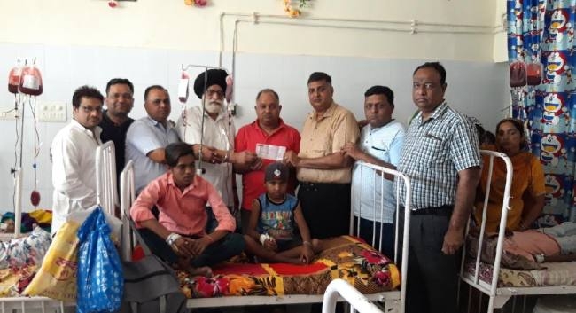 थैलेसीमिया के पीड़ित बच्चों को दी मेडिकल सहायता