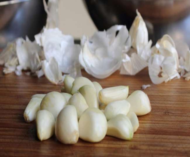 Benefits Of Garlic Peel: अब बेकार समझकर न फेंके लहसुन के छिलके, बड़े ... Benefits Of Garlic Peel: अब बेकार समझकर न फेंके लहसुन के छिलके, बड़े ...